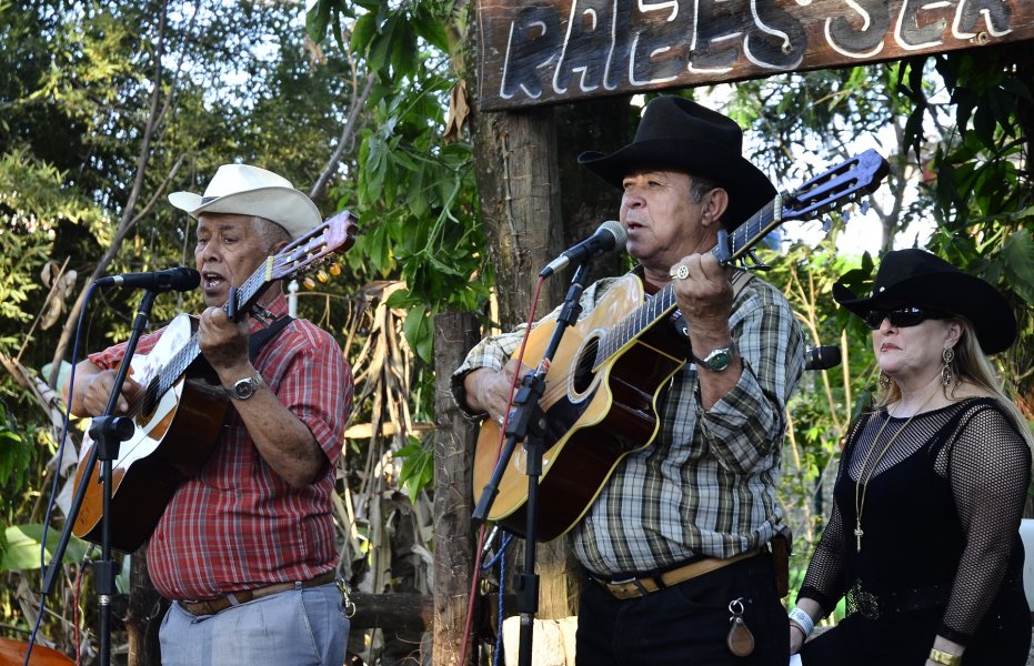 Música caipira é preservada no Parque do Peão | Festa do Peão de ...