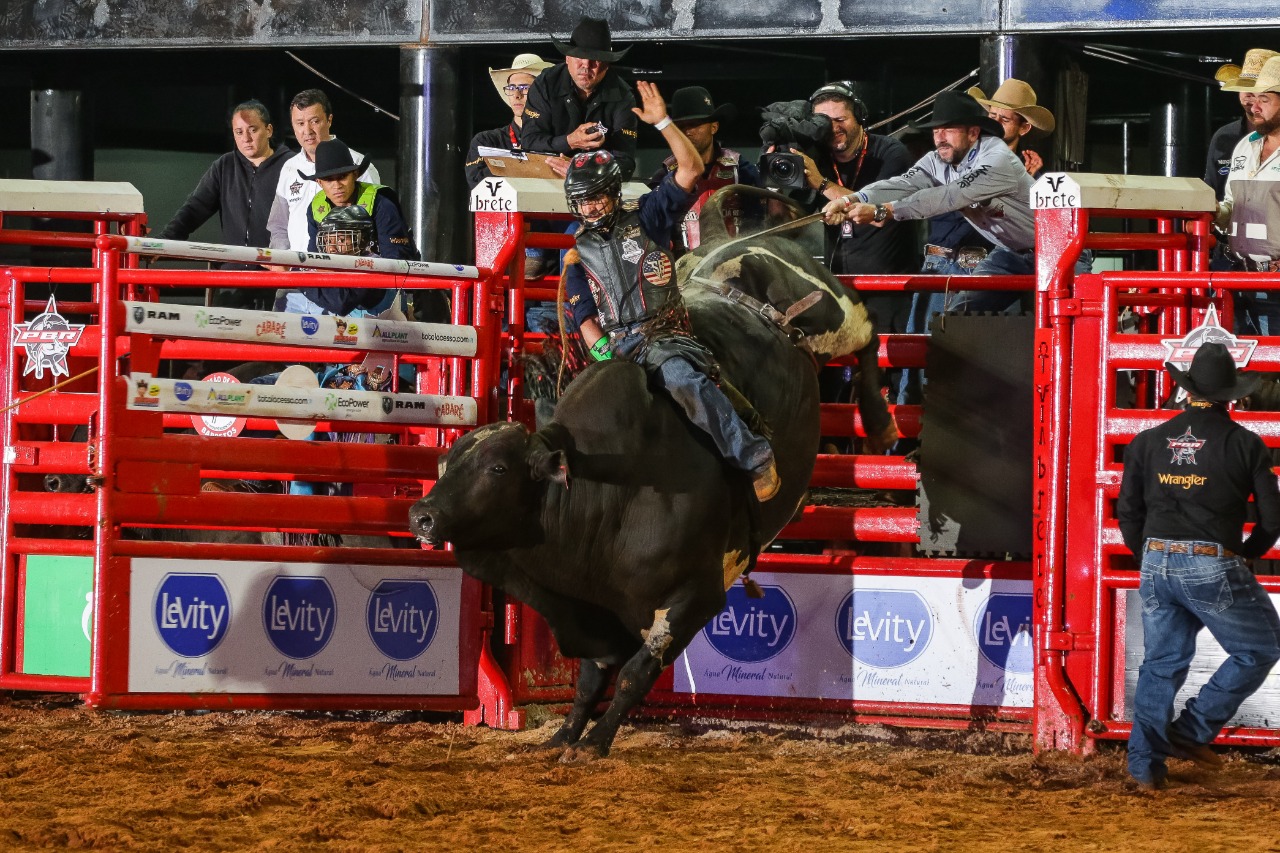 Domingo da Festa do Peão de Barretos tem final da PBR Brazil e shows ...