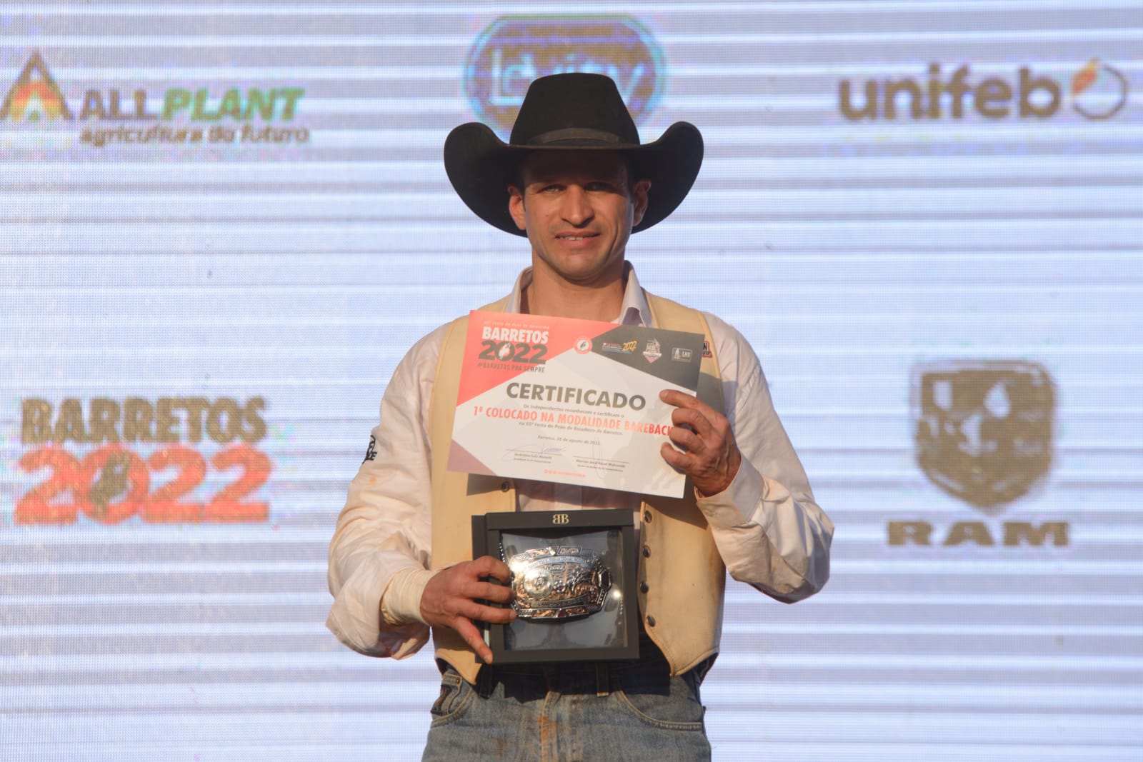 Após sete tentativas, Carlos Menini é campeão do Bareback do Rodeio de ...