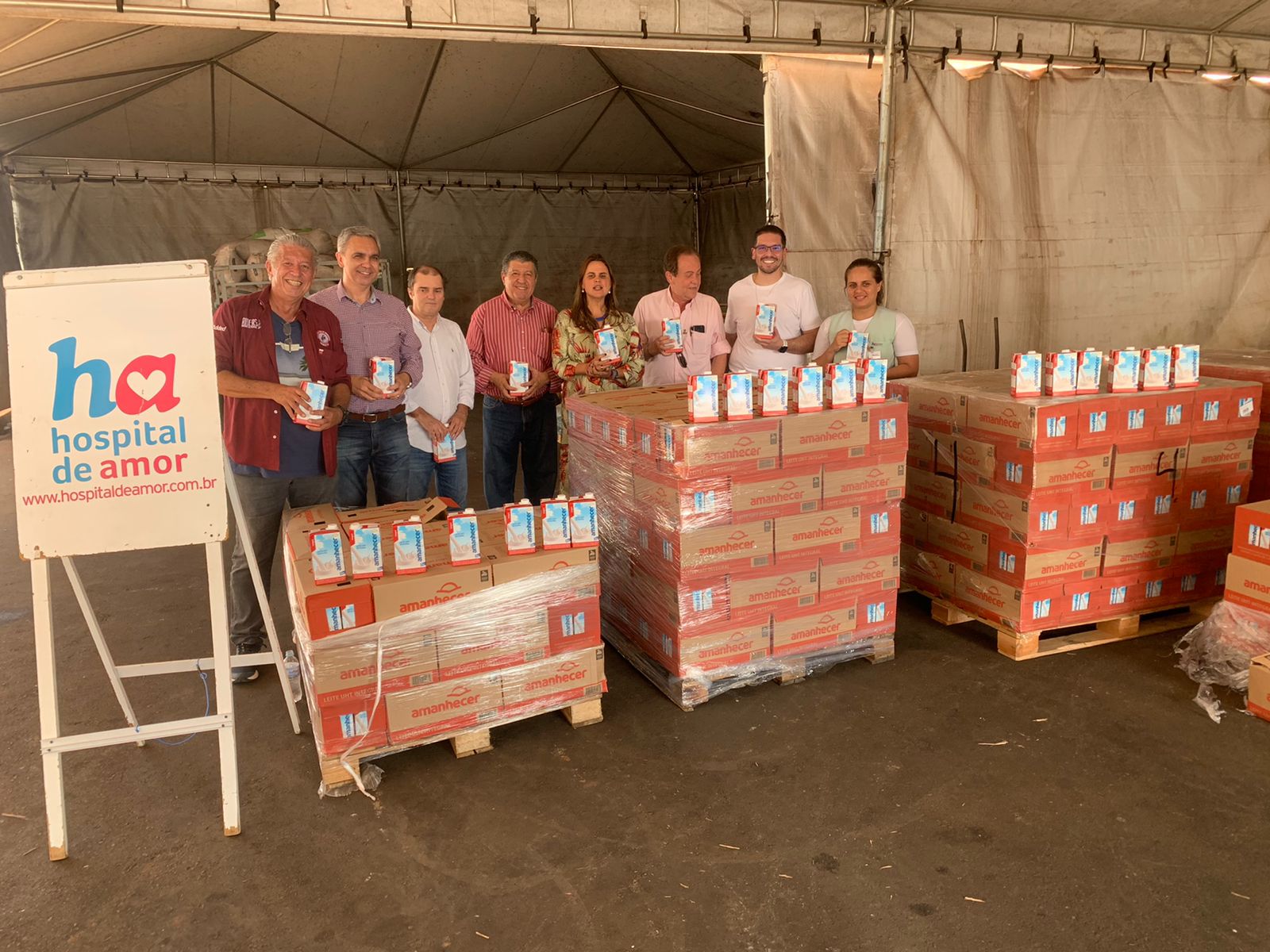 Entidades recebem leite doado em show beneficente de Deive Leonardo na ...